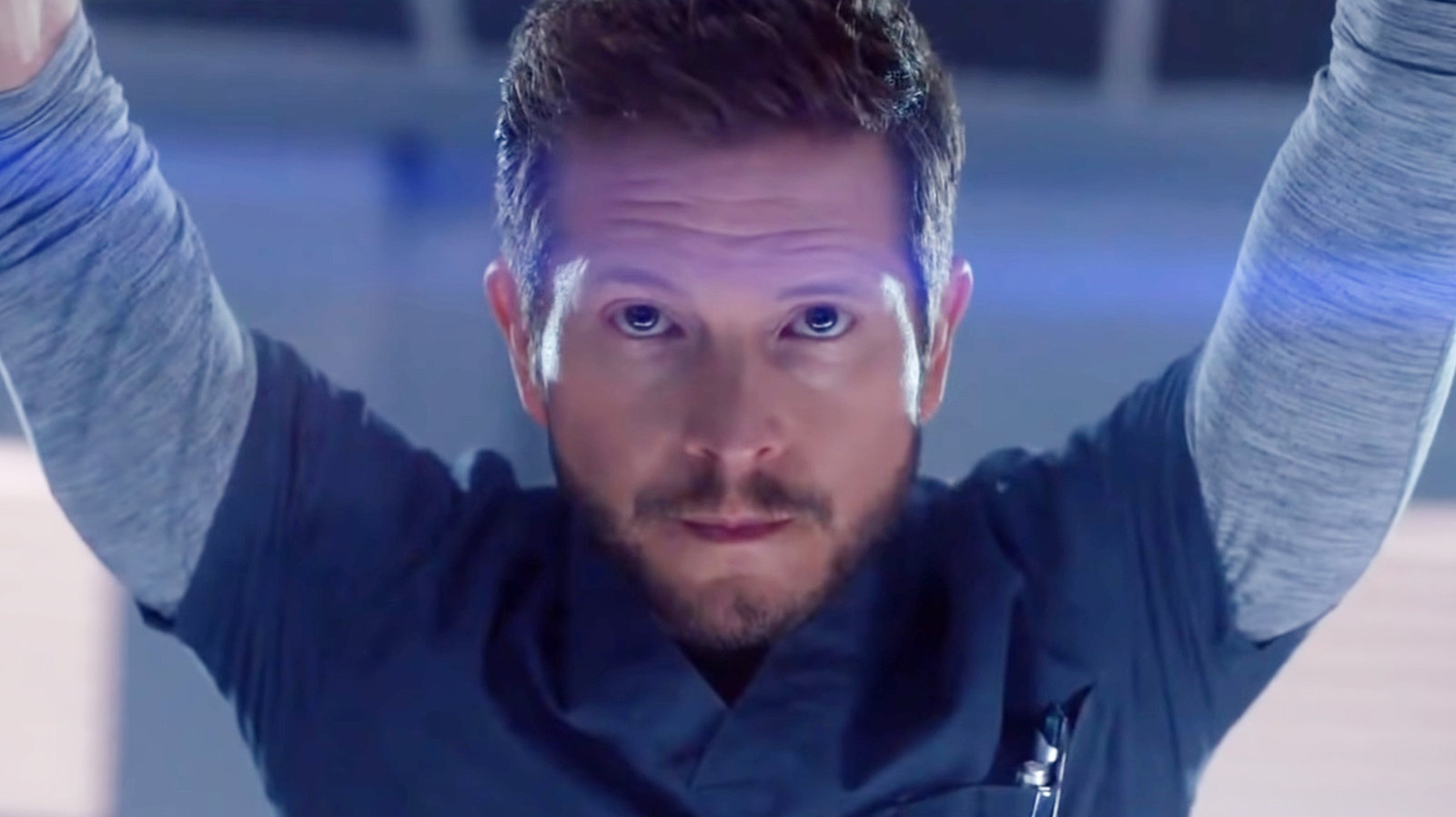 O tributo ao residente a Chris Harrell, explicado | Universo Cinema